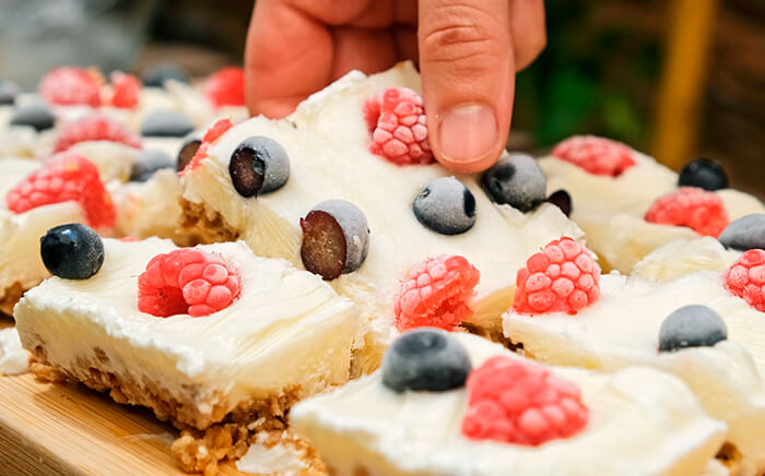 Yogurt and Berries Crunch - Easy Ice Cream Cake Recipe | Teka Pakistan