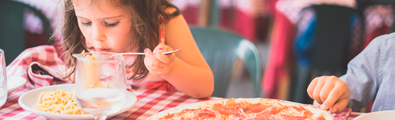 Cinco consejos prácticos para enseñar buenos modales en la mesa