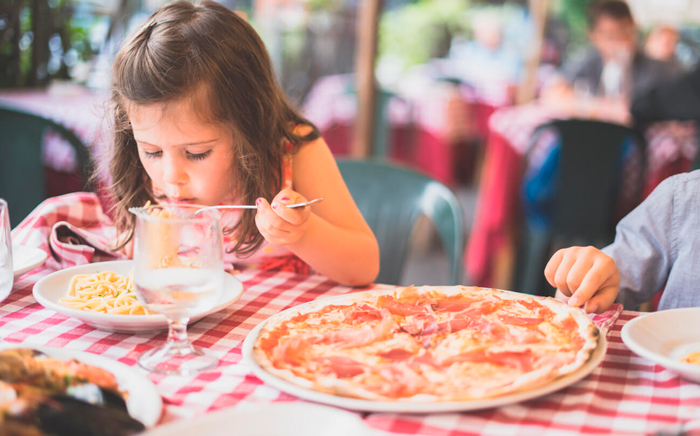Cinco consejos prácticos para enseñar buenos modales en la mesa